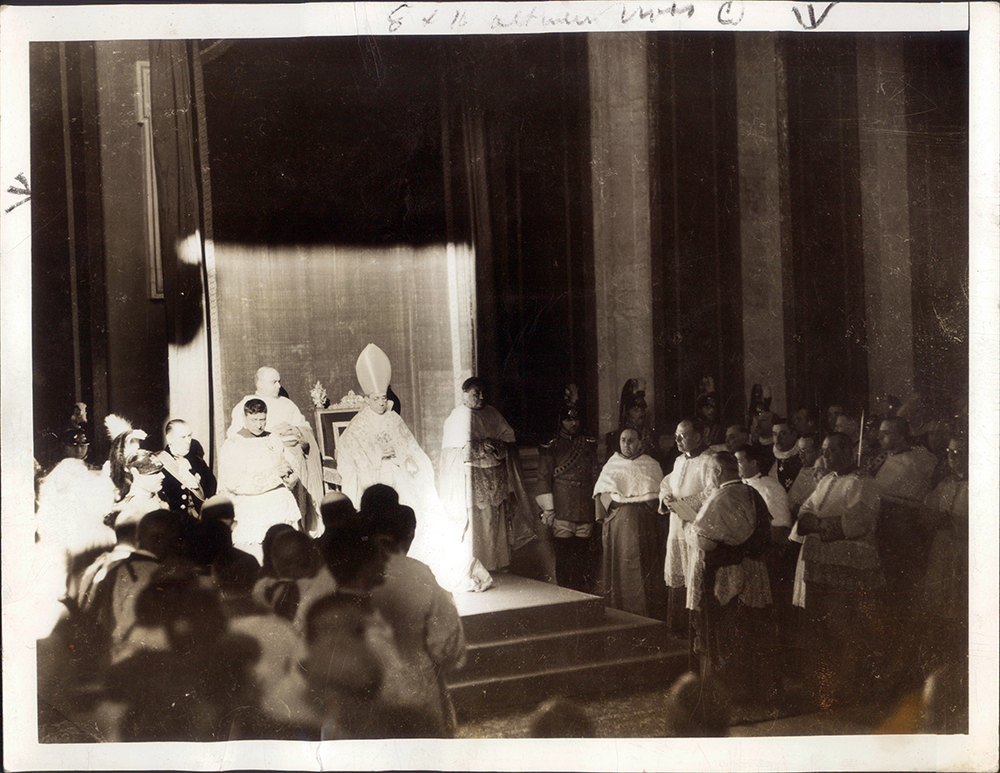 A gift of photos from a papal coronation opens a path for Jewish ...
