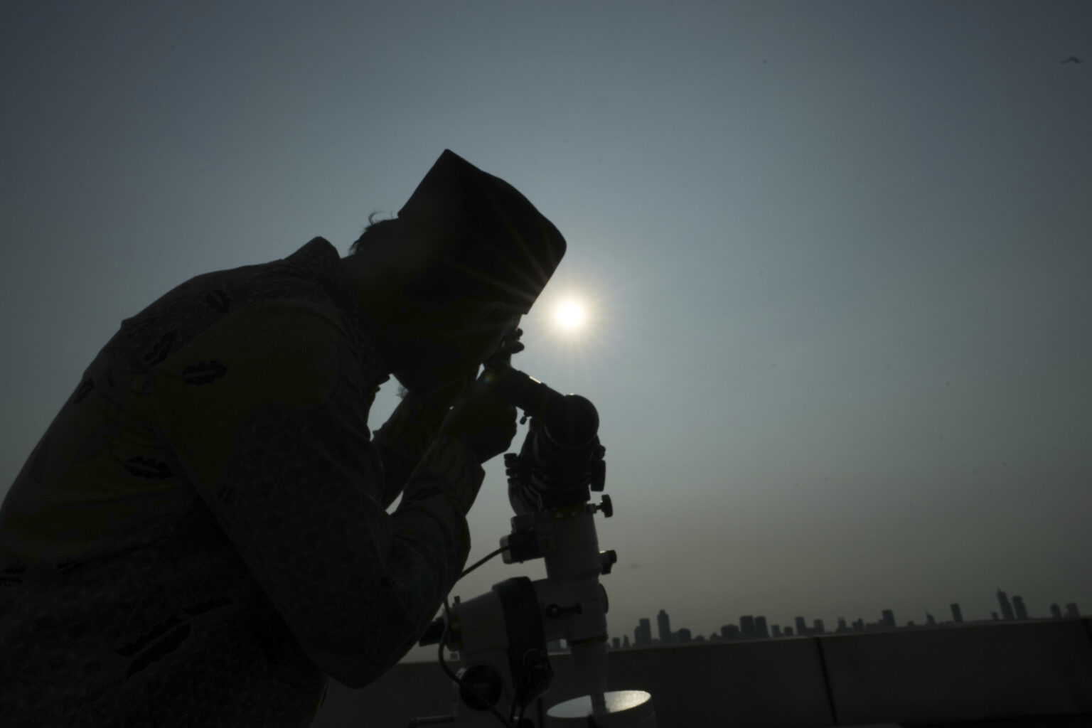 UK's royal astronomers join hunt for Ramadan's crescent moon