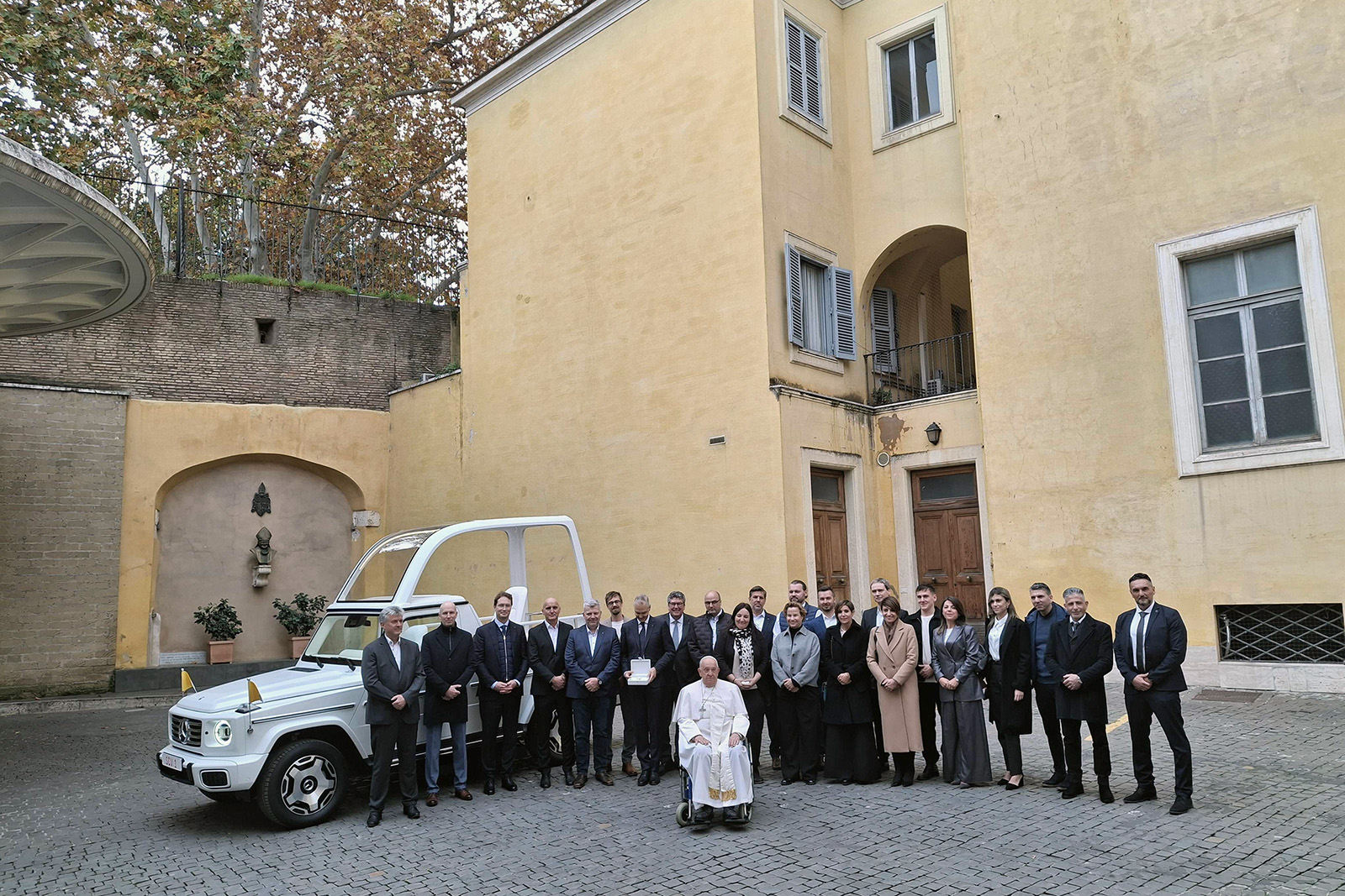 New, fully electric popemobile offers Pope Francis every comfort as ...