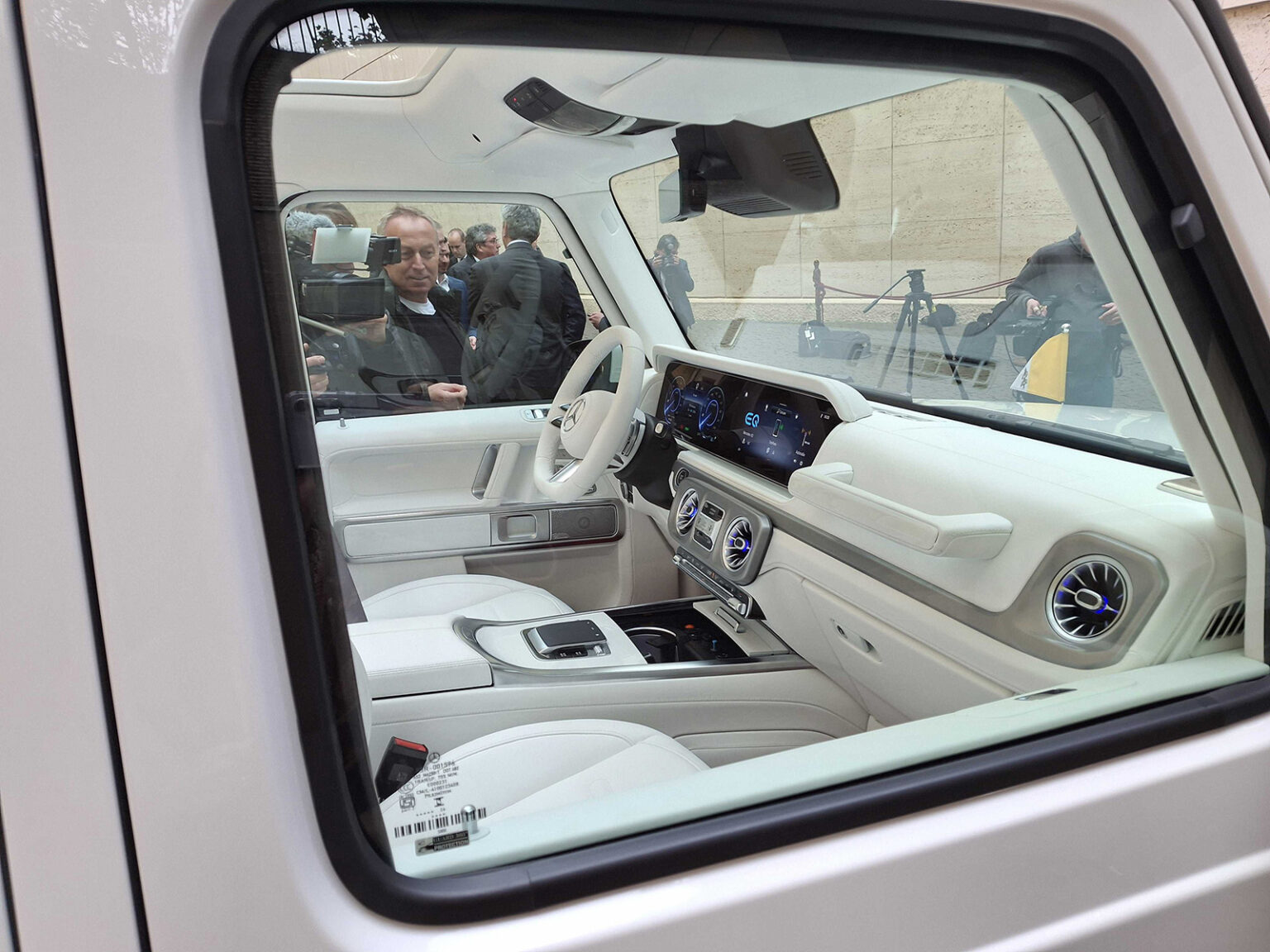 New, fully electric popemobile offers Pope Francis every comfort as ...
