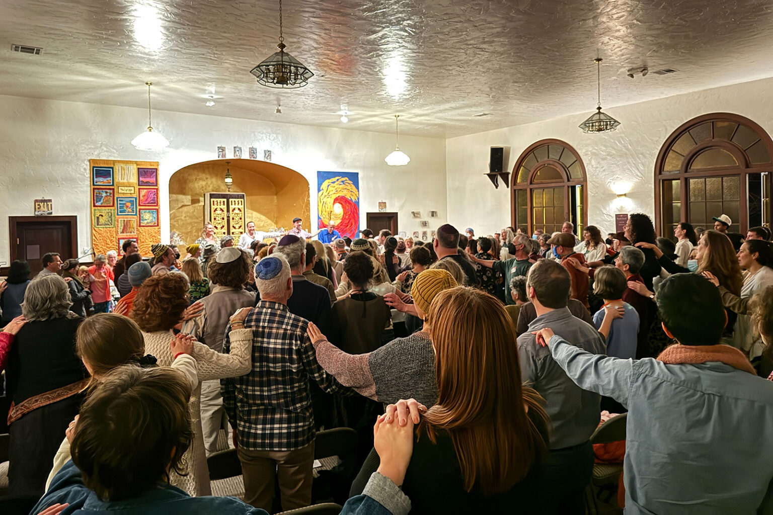 Groundbreaking synagogue lures burned-out techies with digital ...