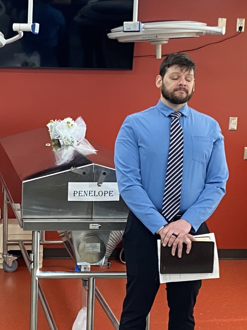 Praying for the dead, Indiana Wesleyan students visit cadaver lab