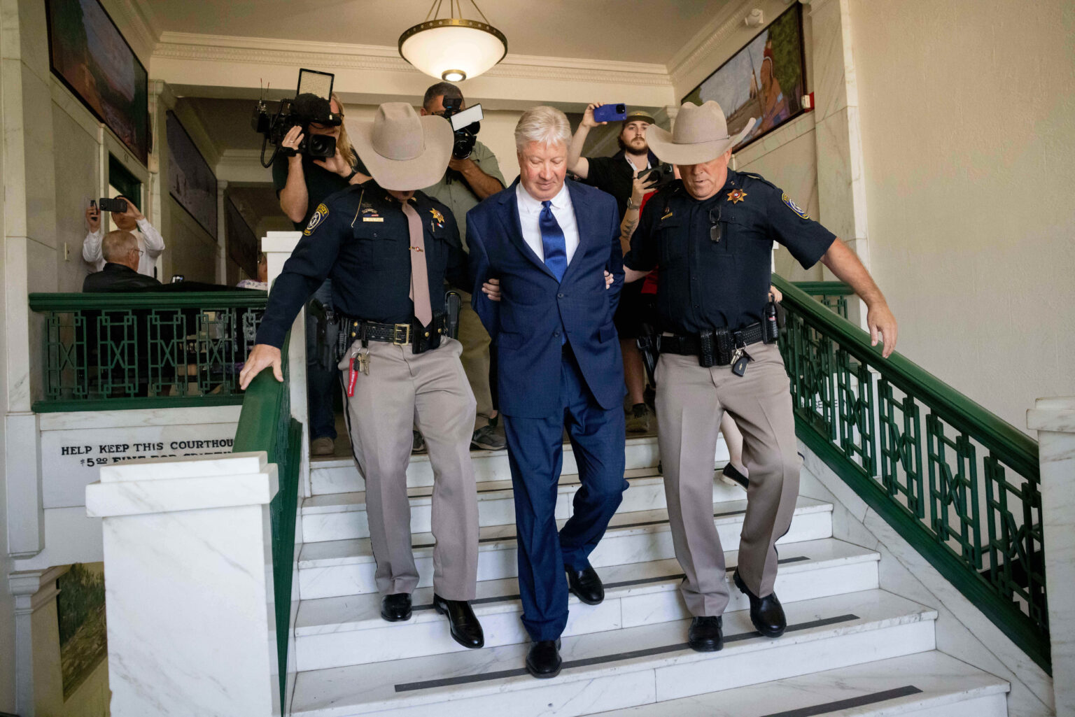Texas megachurch pastor Robert Morris is free after 6 months in an ...